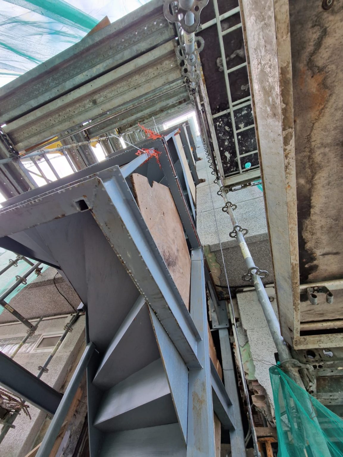 Nuestras buenas obras: TERMINANDO INSTALACION DE LA NUEVA ESCALERA ... Nuestras buenas obras: TERMINANDO INSTALACION DE LA NUEVA ESCALERA ...